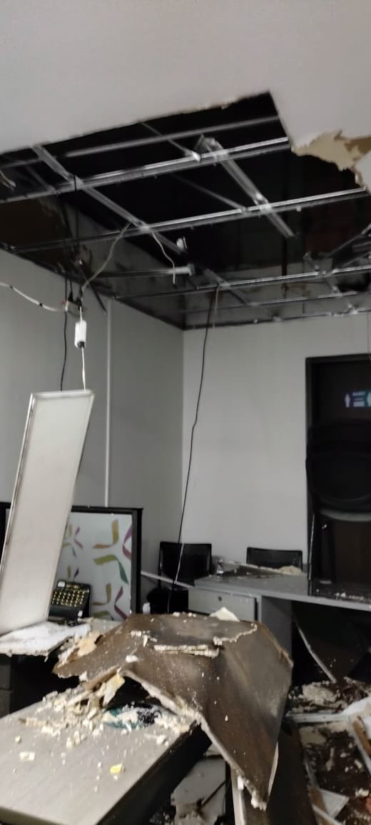 Temblor provocó la caída de techo de una oficina en un centro comercial ...