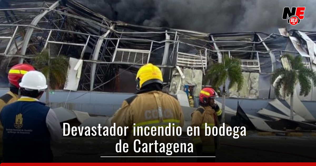 Emergencia en Cartagena tras violento incendio en el puerto de Contecar